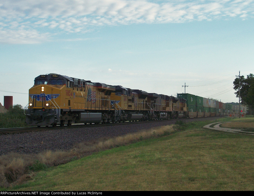 UP 7854 eastbound UP intermodal train